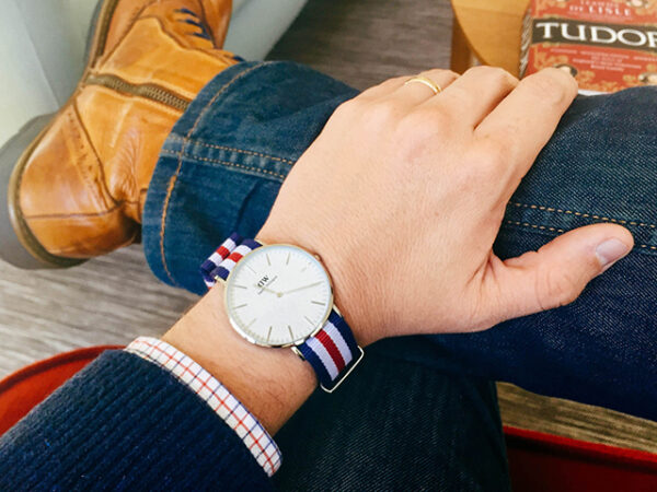 Cách đeo đồng hồ Daniel Wellington dây vải đẹp, chuẩn, dễ làm